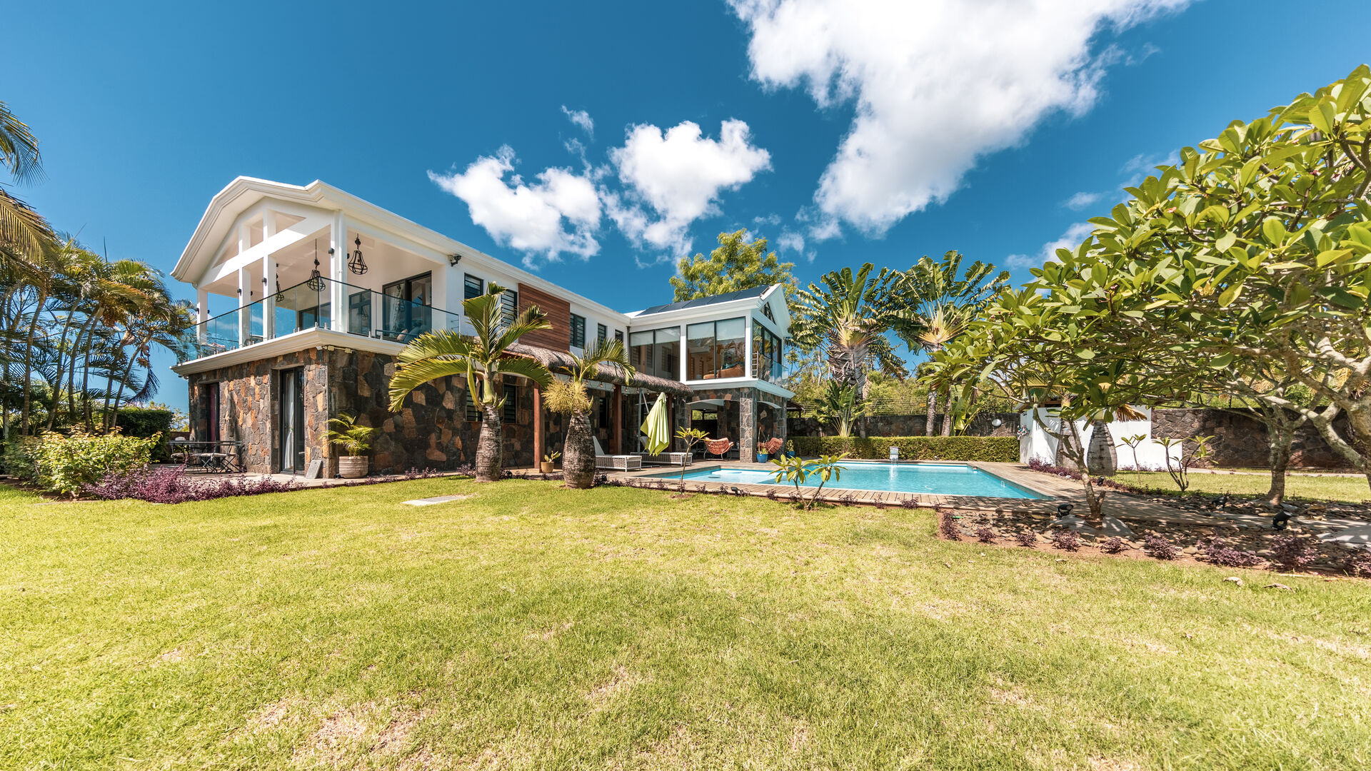 House / Villa - Buy in Balaclava - 38,000,000 rupees | Lexpress Property
