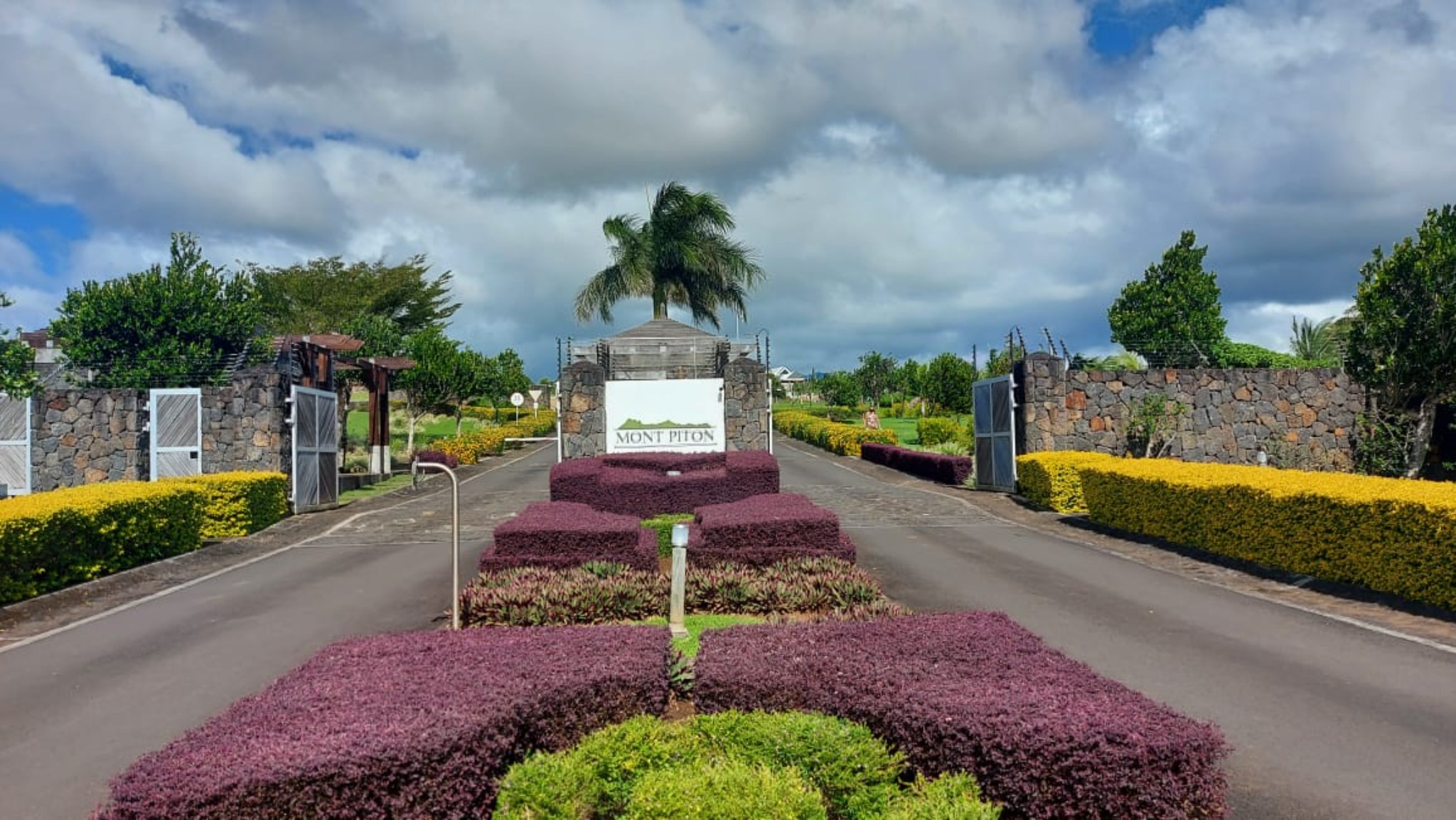 Residential land - Buy in Mont Piton - 8,500,000 rupees | Lexpress Property