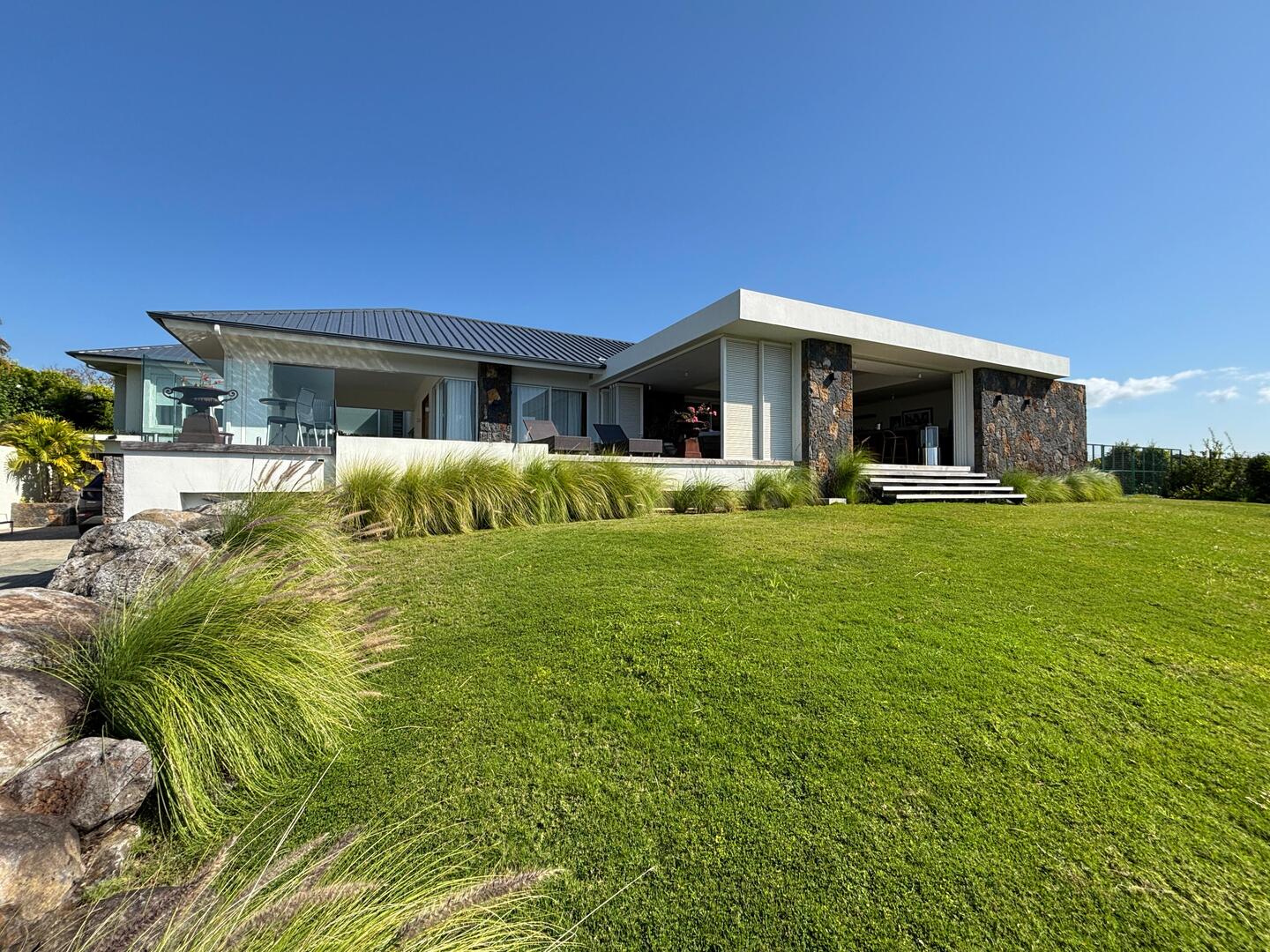 House / Villa - For Rent in Mont Piton - 250,000 rupees | Lexpress Property