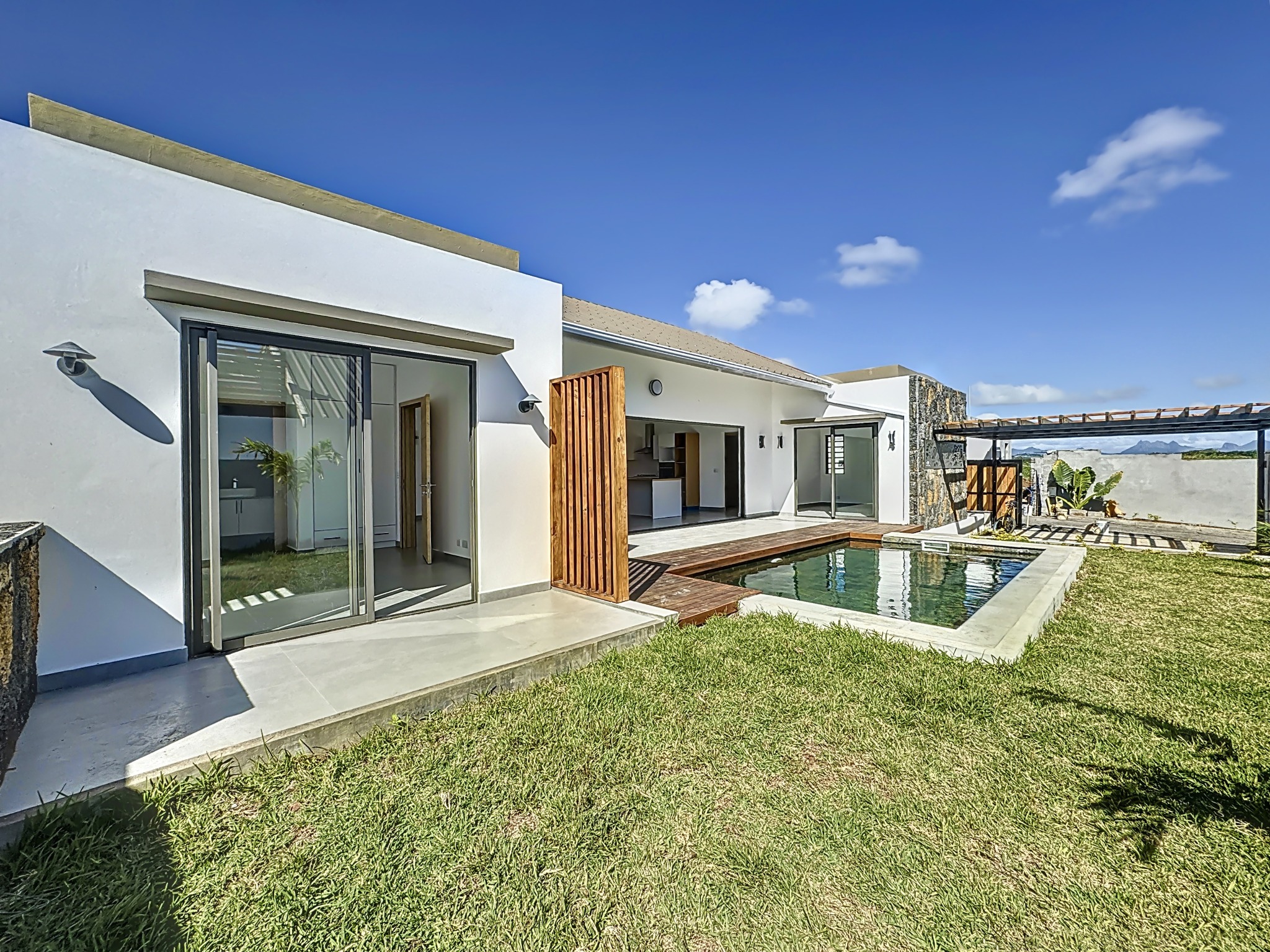 House / Villa - Buy in Mont Mascal - 16,200,000 rupees | Lexpress Property