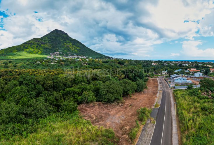 Residential land - Buy in Tamarin - 12,959,524 rupees | Lexpress Property