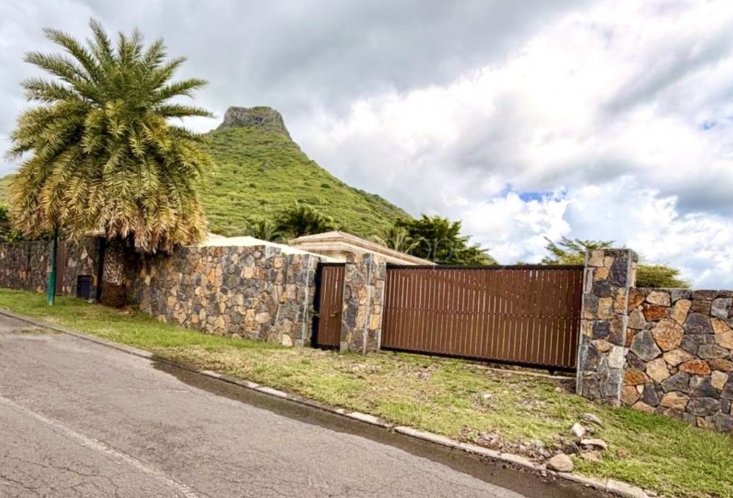 Residential land - Buy in Tamarin - 12,500,000 rupees | Lexpress Property