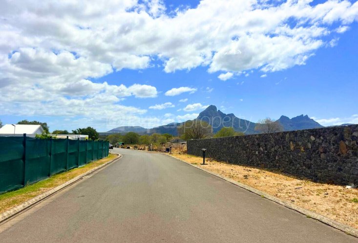 Residential land - Buy in Tamarin - 12,000,000 rupees | Lexpress Property