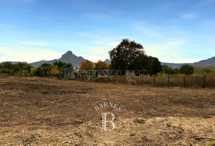 Residential land - Buy in Tamarin - 12,000,000 rupees | Lexpress Property