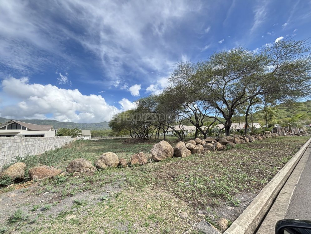 Residential land - Buy in Tamarin - 14,000,000 rupees | Lexpress Property